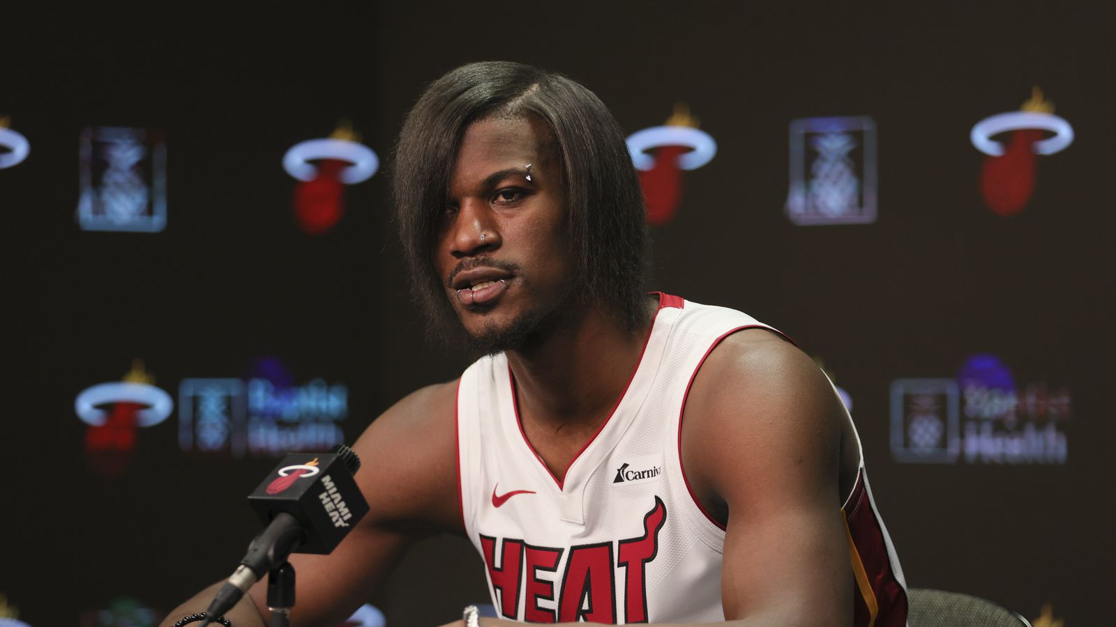 Aftur vekur Butler at­hygli fyrir út­lit sitt á fjöl­miðla­degi - Vísir