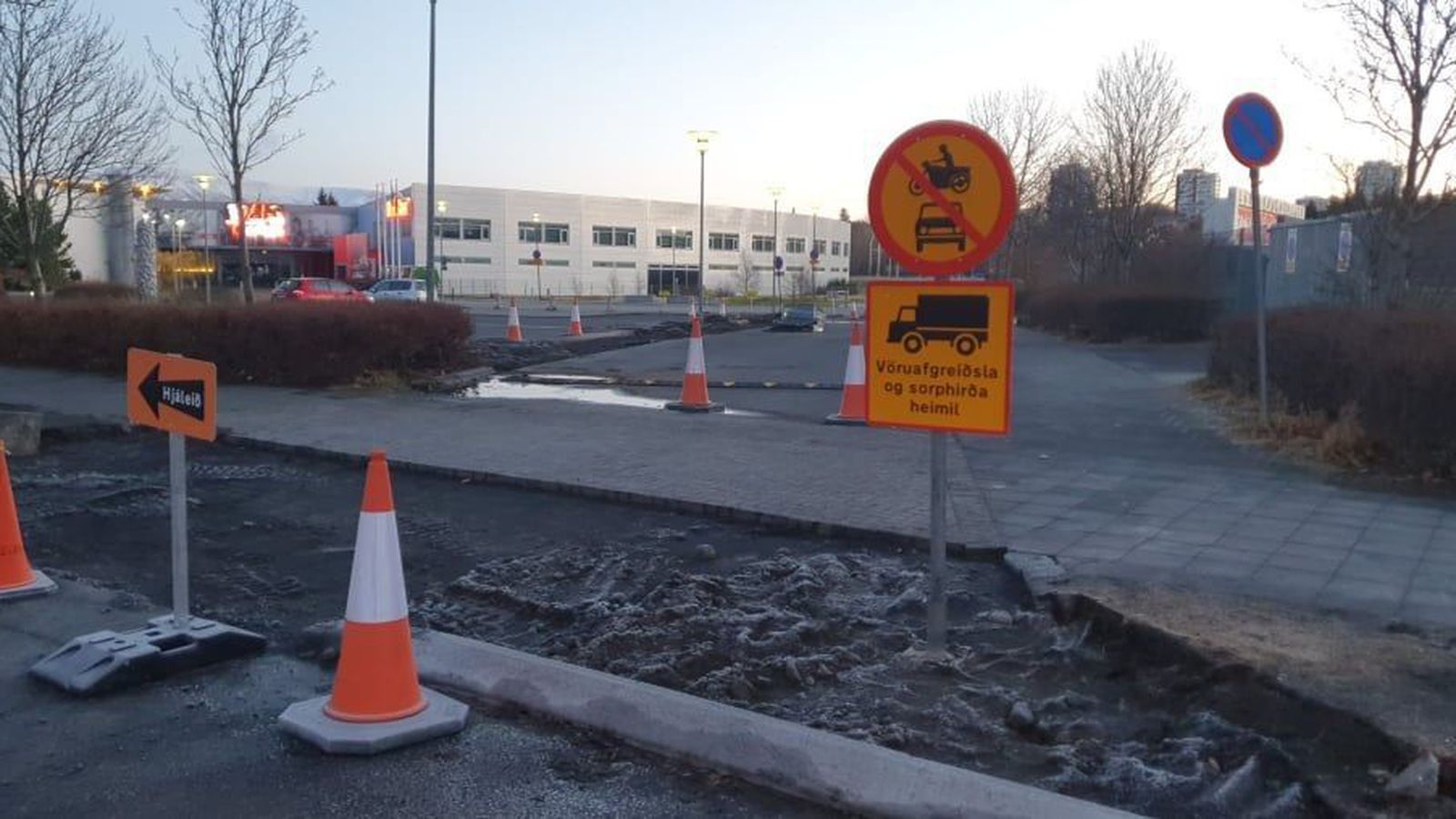 Loka fyrir hringaksturinn á bíla­stæðinu næst Laugum - Vísir