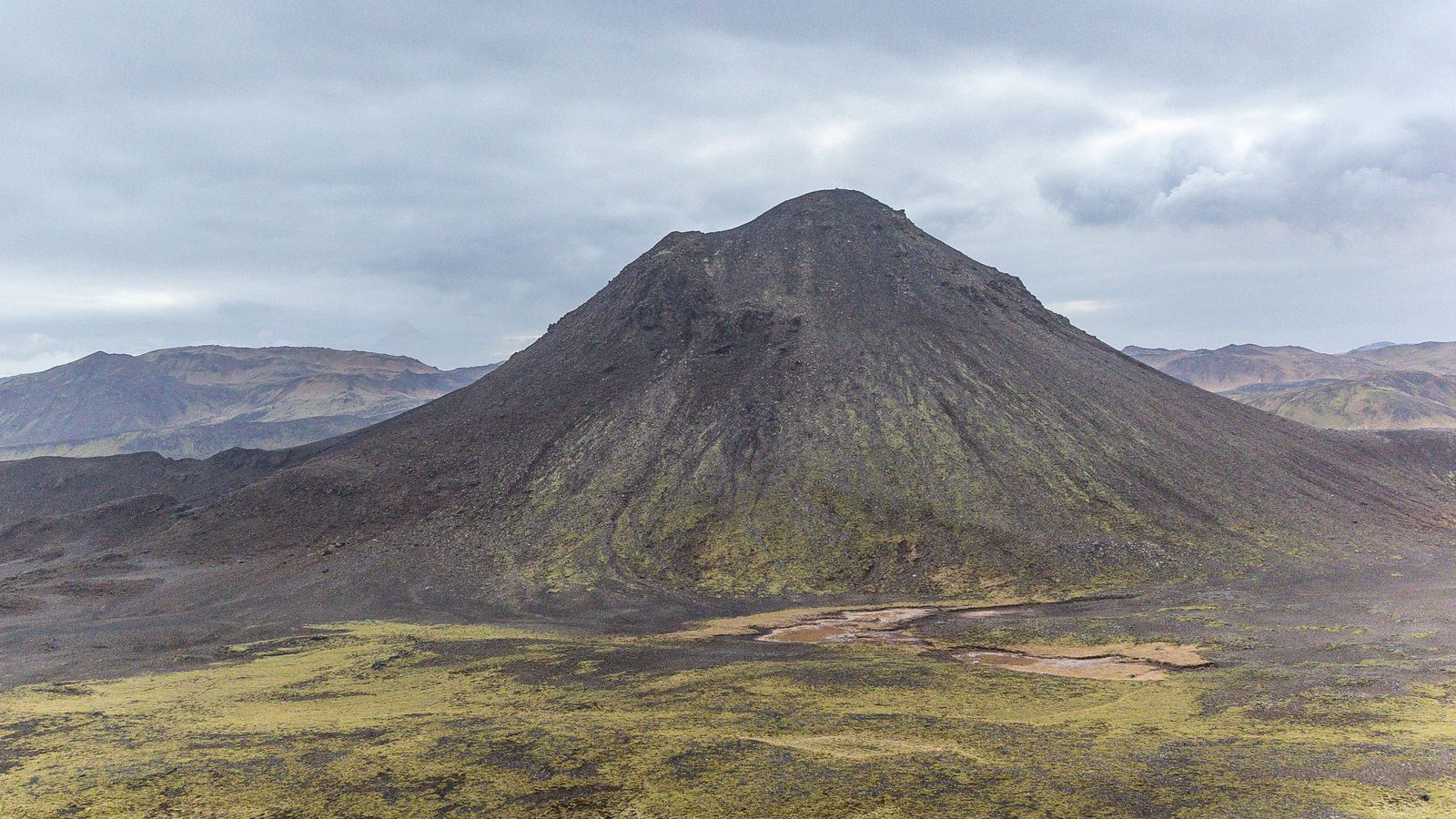 Toppur Keilis hreyfst og vara­samar sprungur myndast - Vísir
