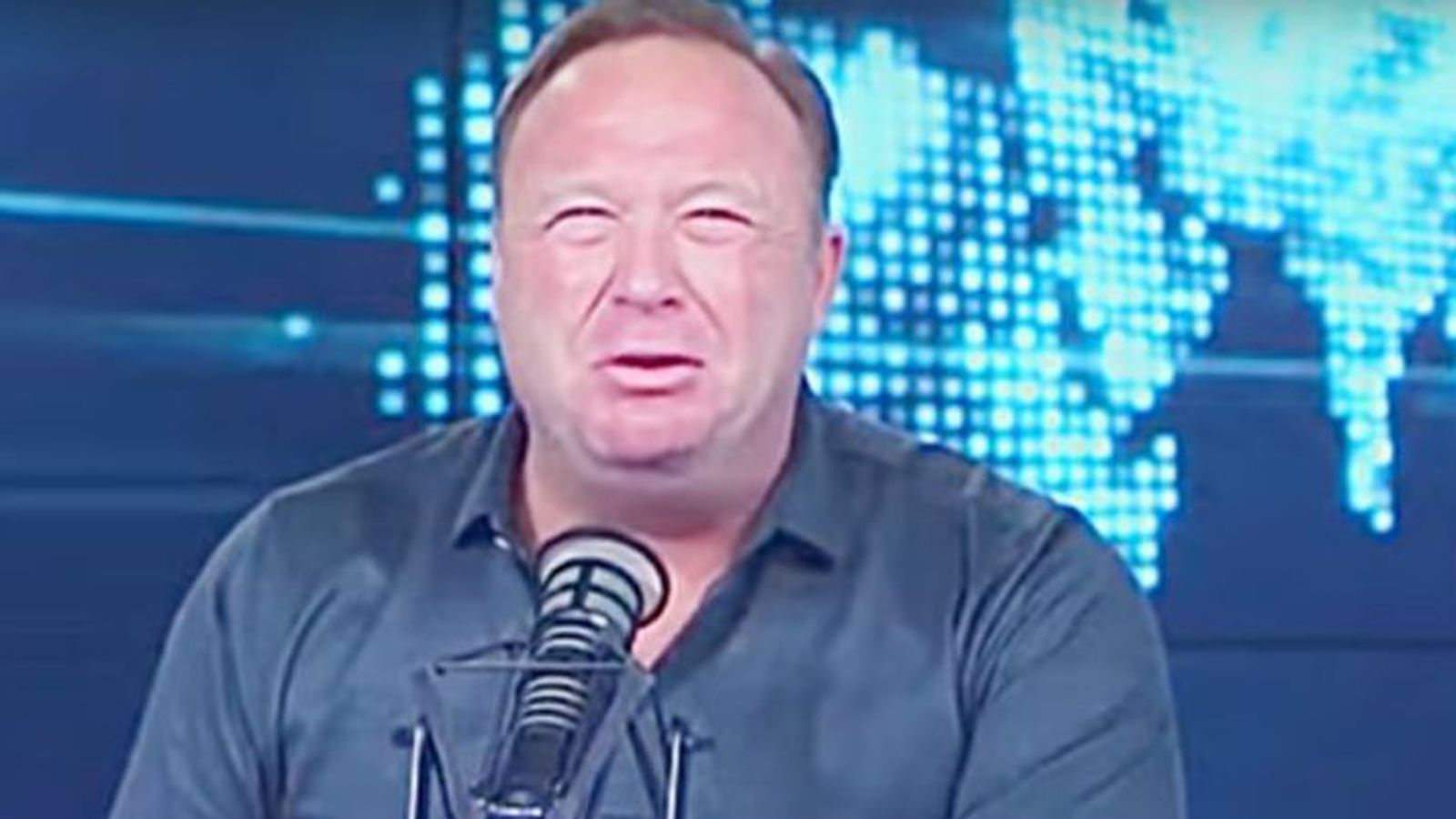 Alex Jones þurrkaður út af miðlum Facebook, Apple og Spotify - Vísir