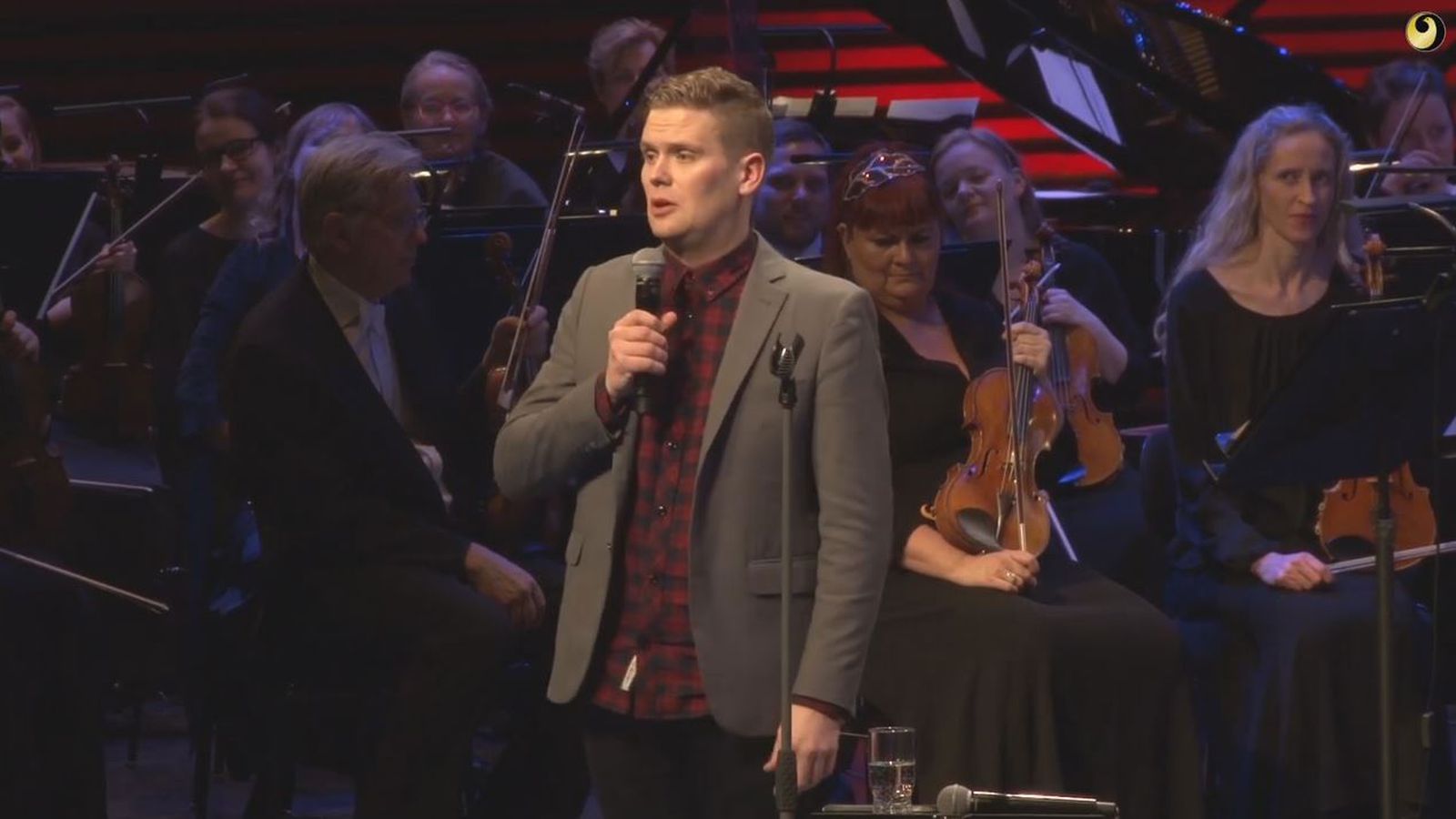 Sjáðu þegar Ari Eldjárn gerði grín að Íslendingum og Bretum með aðstoð ...