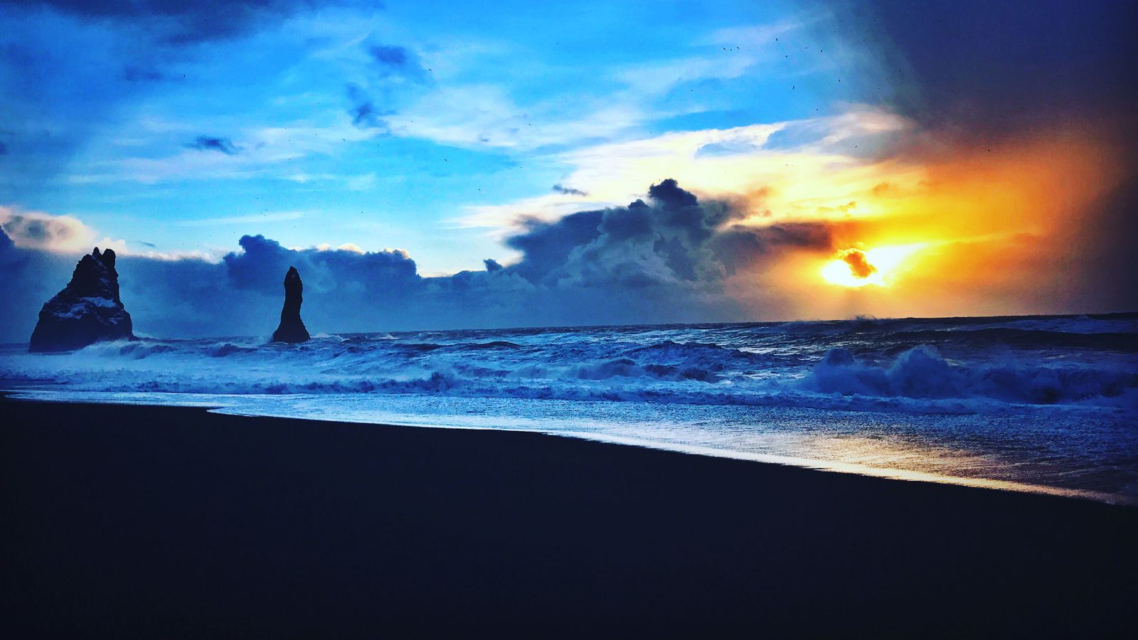Mieli być na kwarantannie, a pojechali na plażę Reynisfjara - Vísir