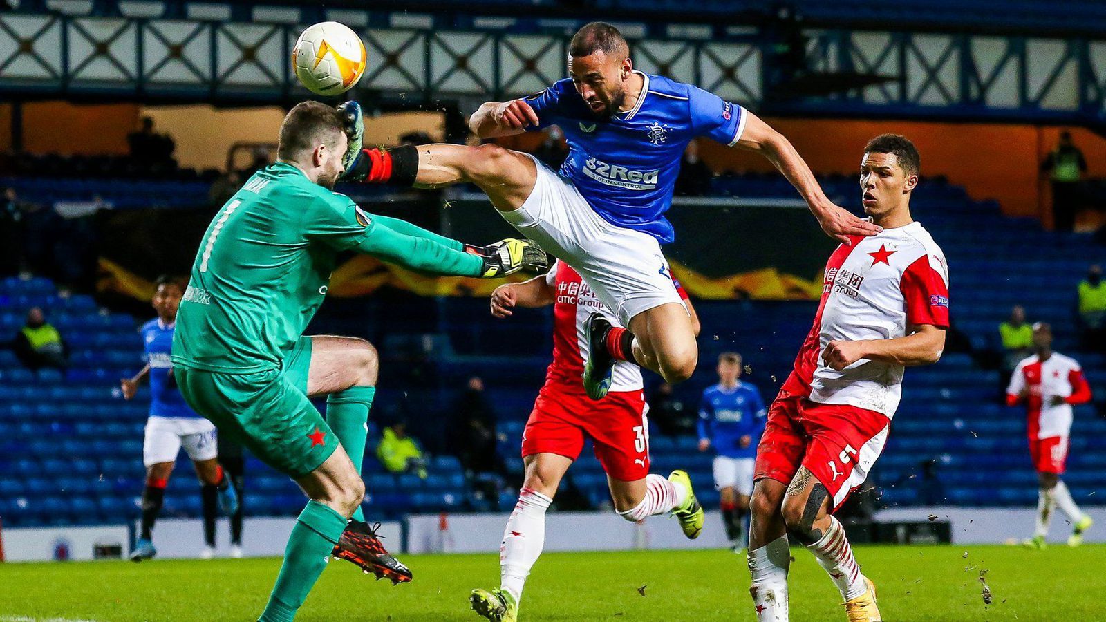 Skelfi­leg tæk­ling Kemar Roo­fe skyldi mark­vörð Slavia Prag ó­vígan ...