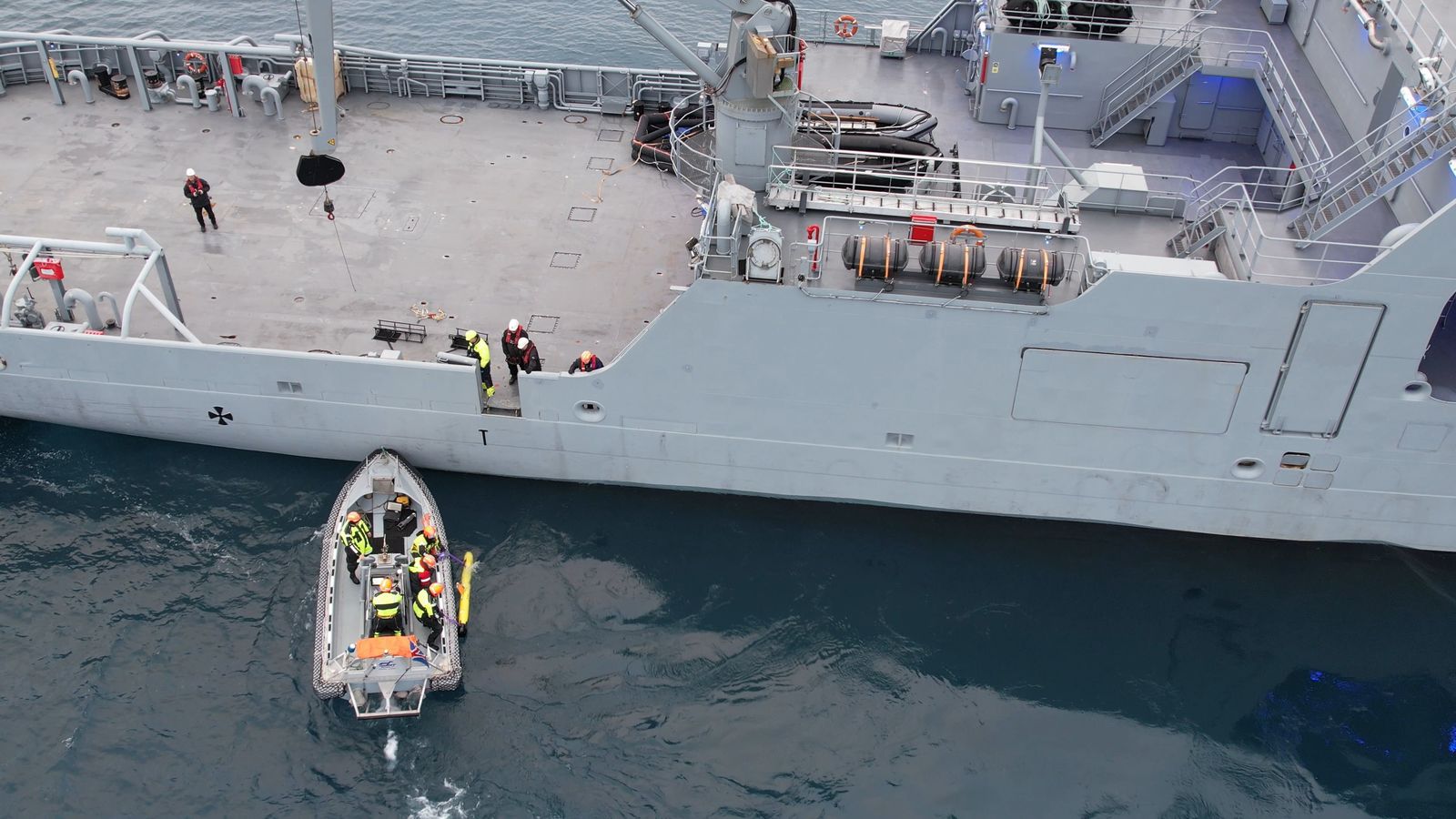 Leitað fram á kvöld að skip­verjanum - Vísir