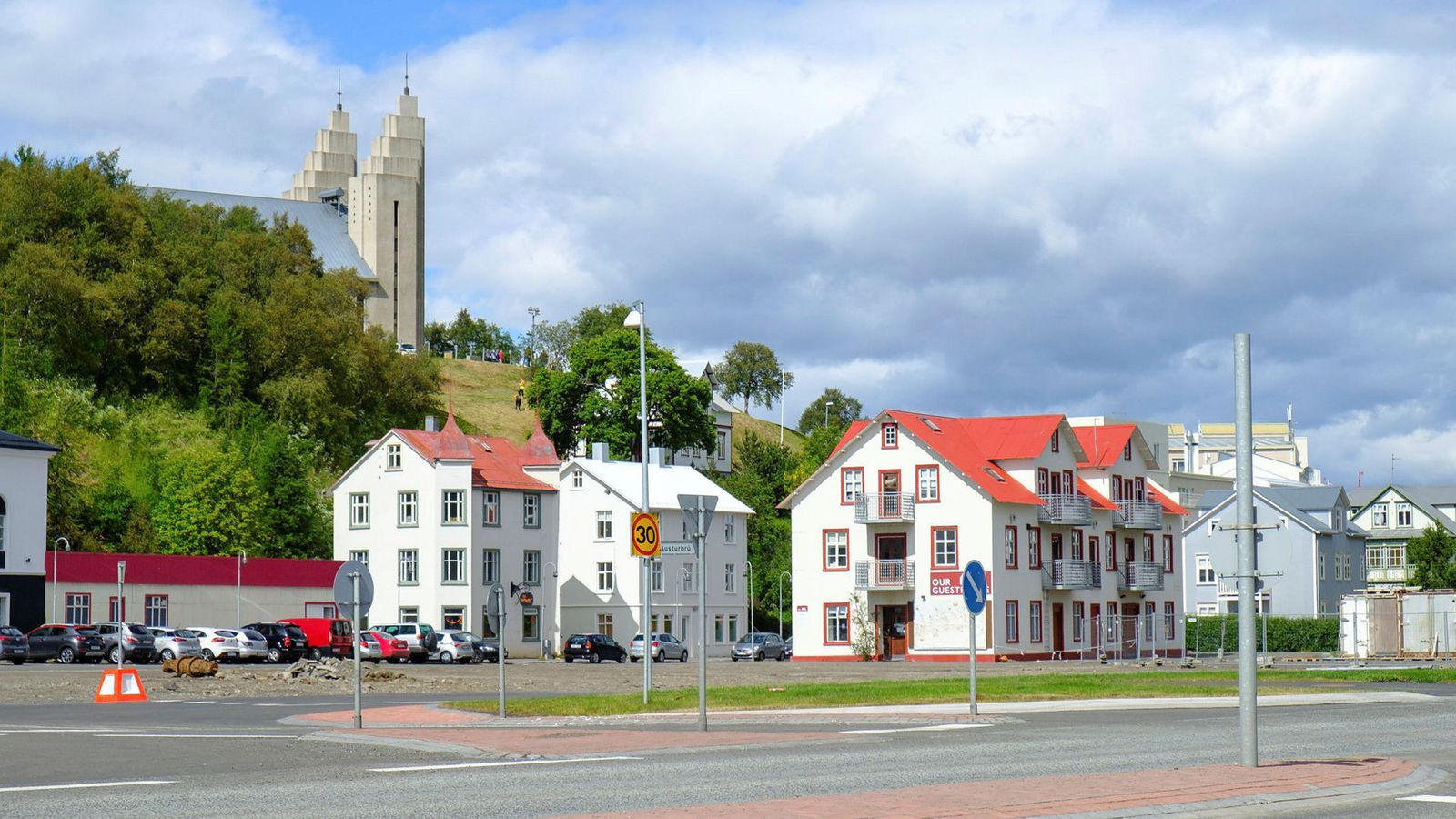 Allt að 22 gráður fyrir norðan en gular við­varanir sunnan­lands - Vísir