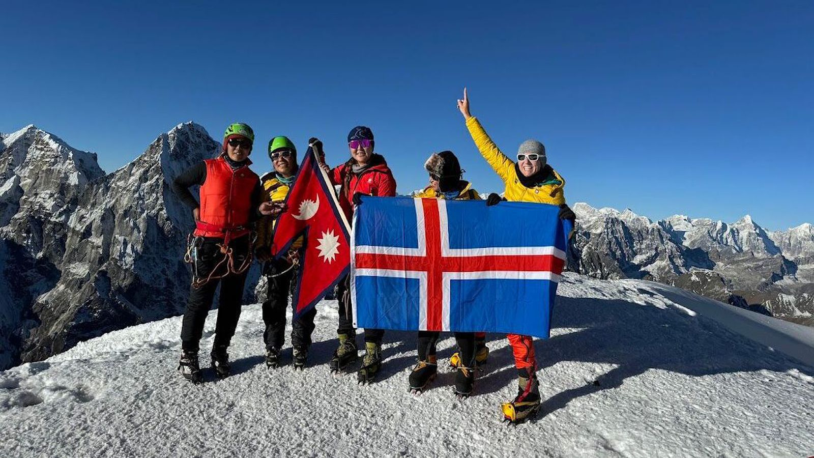 Vekja at­hygli á bágri stöðu nepalskra kvenna með fjall­göngu - Vísir