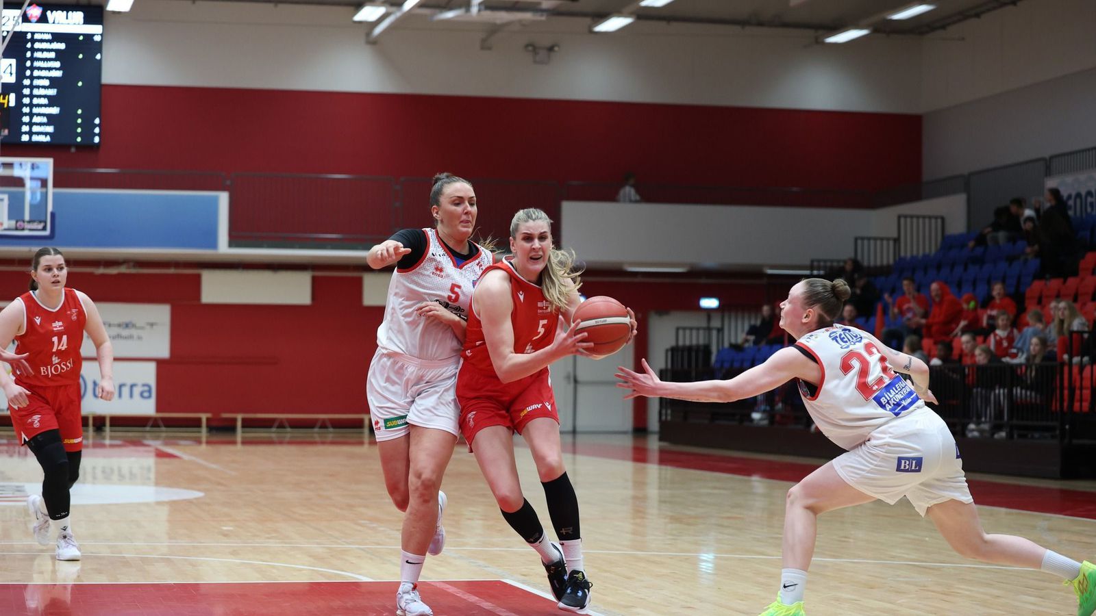 Umfjöllun og viðtöl: Valur - Haukar 72-50 | Valur vann og Haukar komnir ...