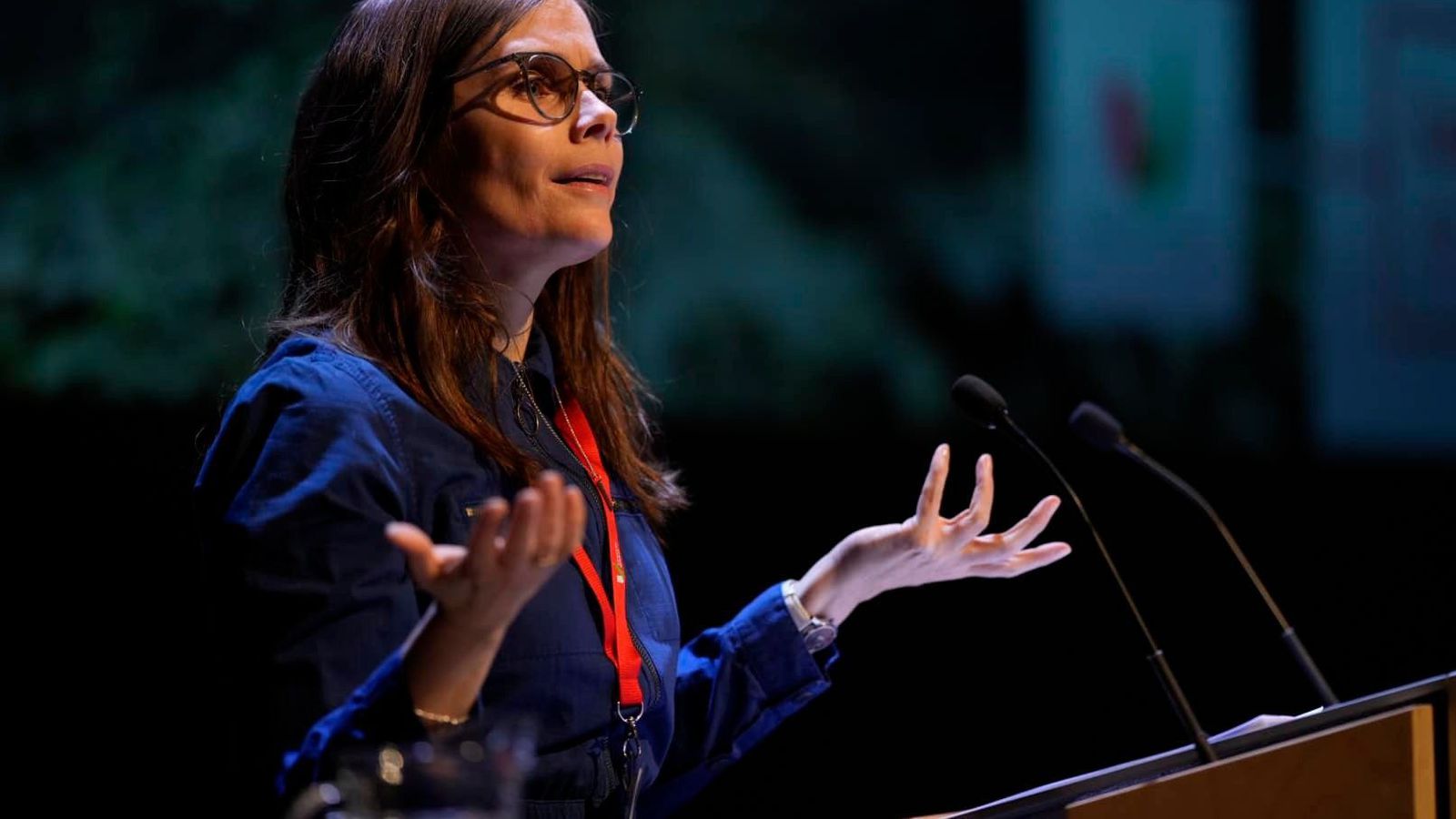 Katrín á­varpar flokks­ráðs­fund - Vísir