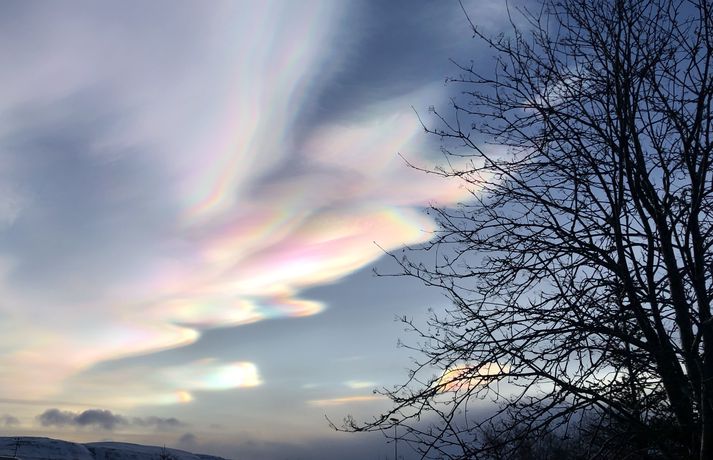 Lit­a­veisl­a á morg­un­himn­in­um yfir Akur­eyr­i - Vísir