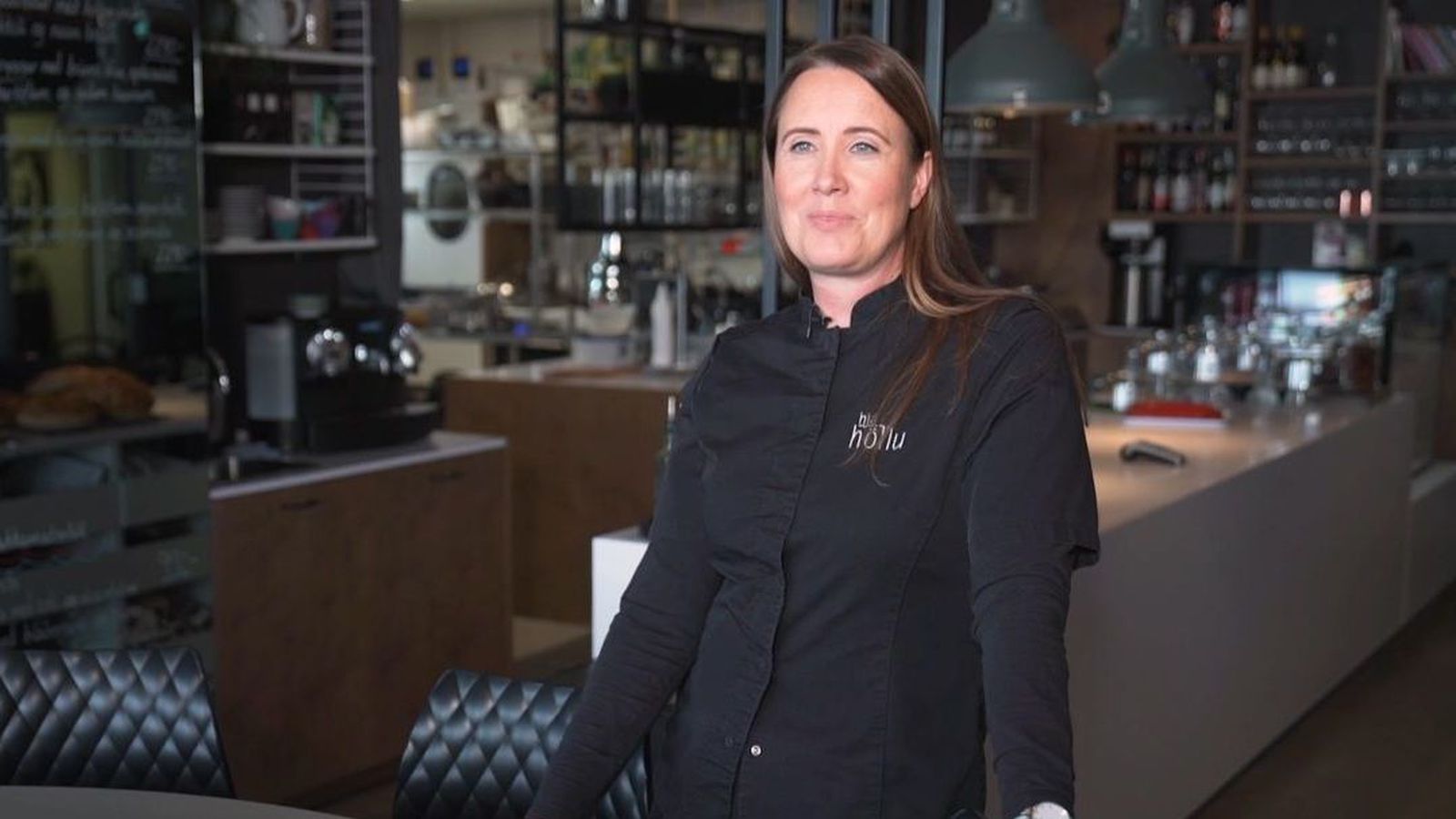 Halla lítur í kringum sig - Vísir