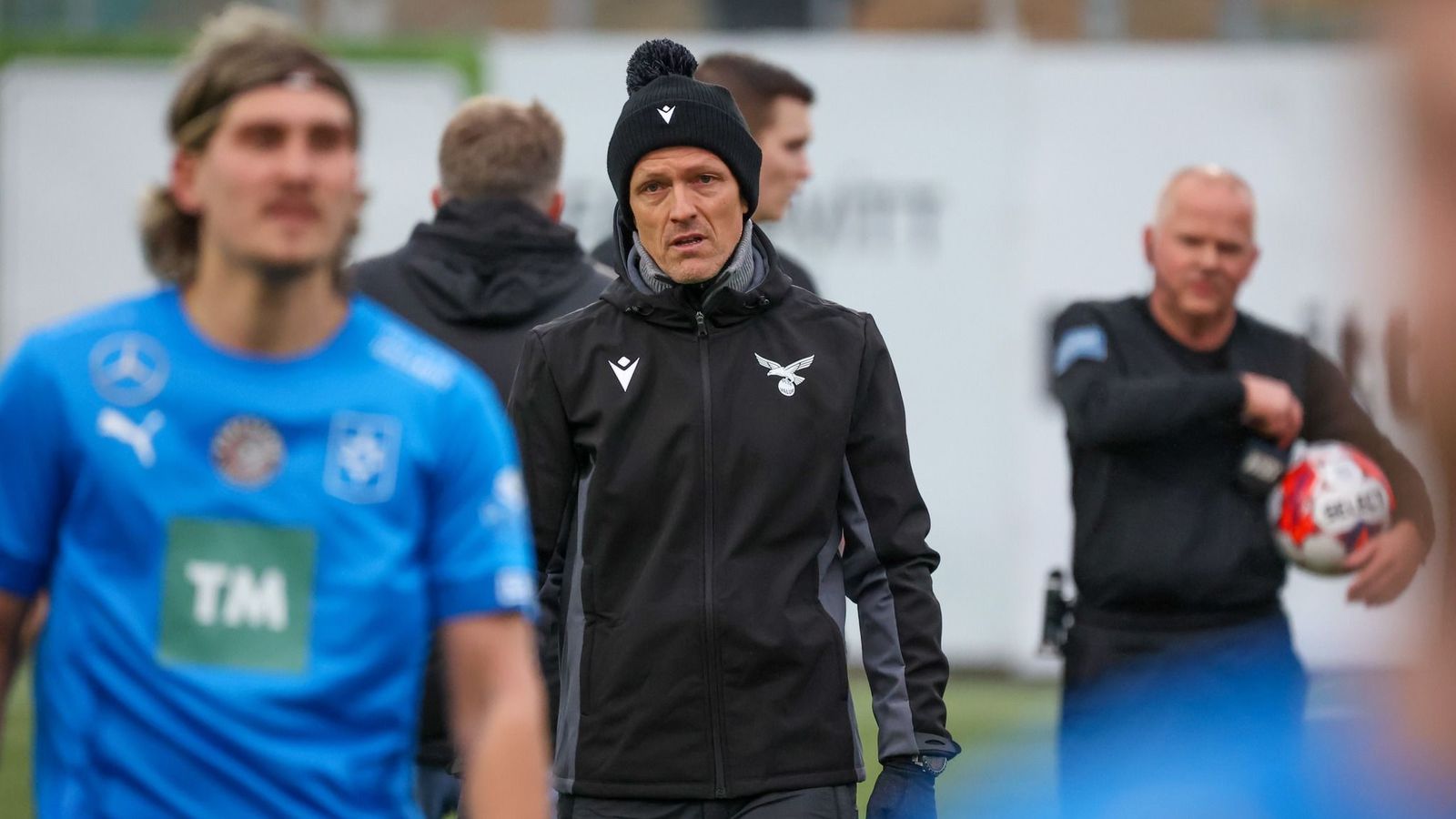 Finnur Arnar fyrir pressunni? „Þjálfari fé­lags sem svífst einskis til ...