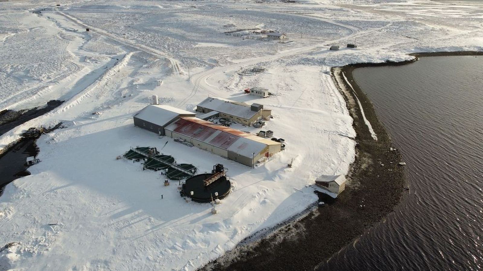 Grunur um að fiskar úr landeldi hafi komist í sjó - Vísir
