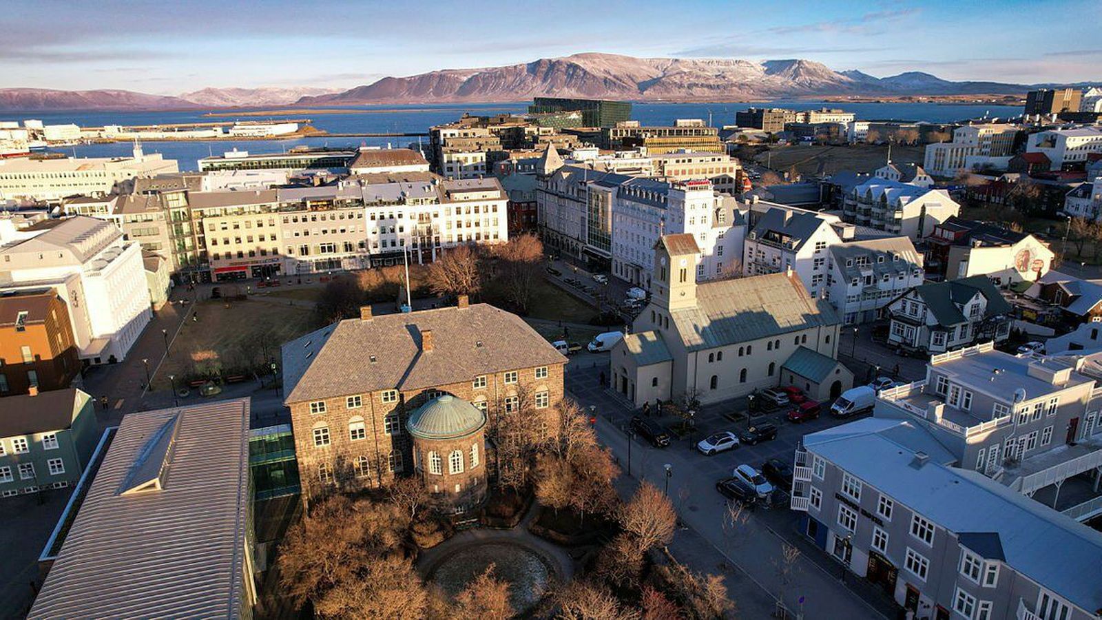 Grunur um að nef­hjól úr flug­vél hafi lent á Austur­velli - Vísir