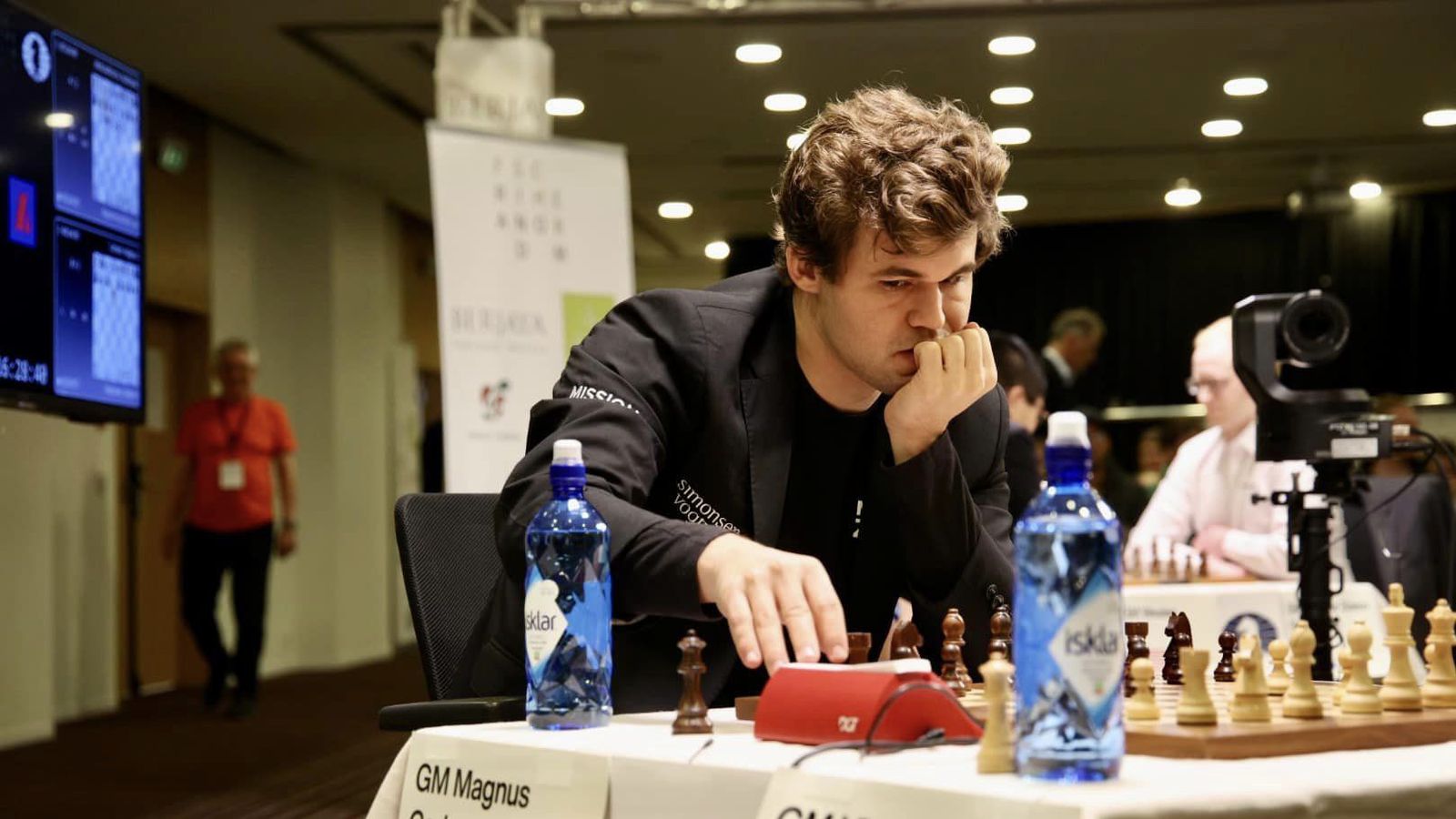 Carl­sen dottinn út og Hjör­var keppir um sjöunda sætið - Vísir