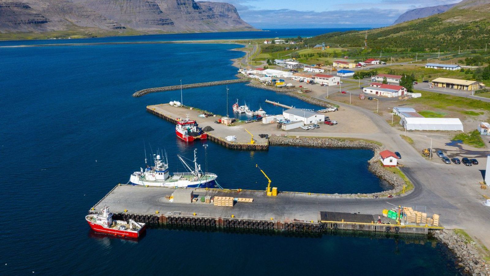 Eldur í tveggja hæða húsi á Tálkna­firði - Vísir