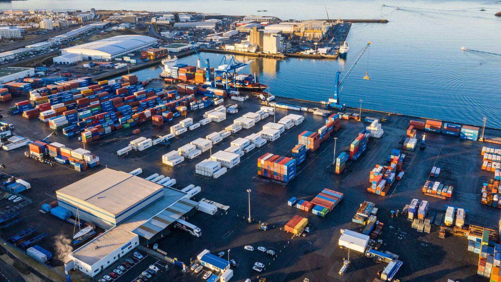 Engan bil­bug að finna á neyslu­g­leði heimila sam­hliða sterku gengi ...