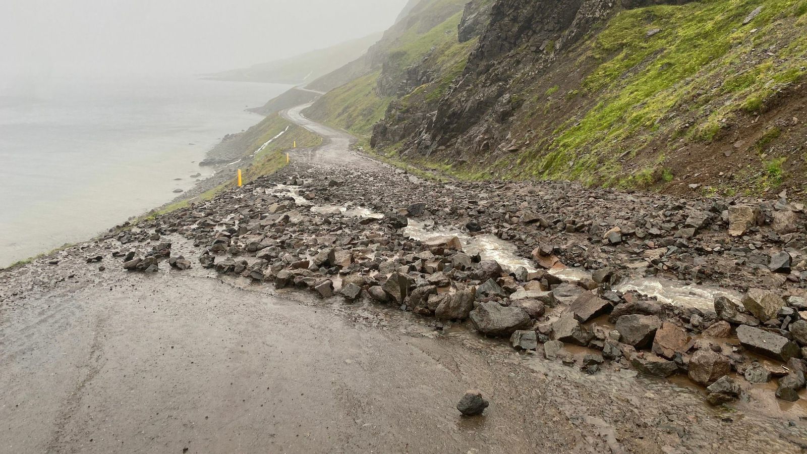 Strandavegur í sundur og ferða­maður festi sig í flýti - Vísir