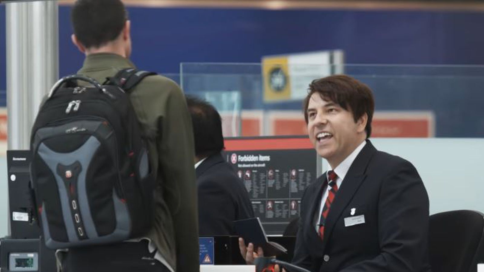 Falin myndavél: David Walliams kyssir vegabréfin, reynir við farþegana ...