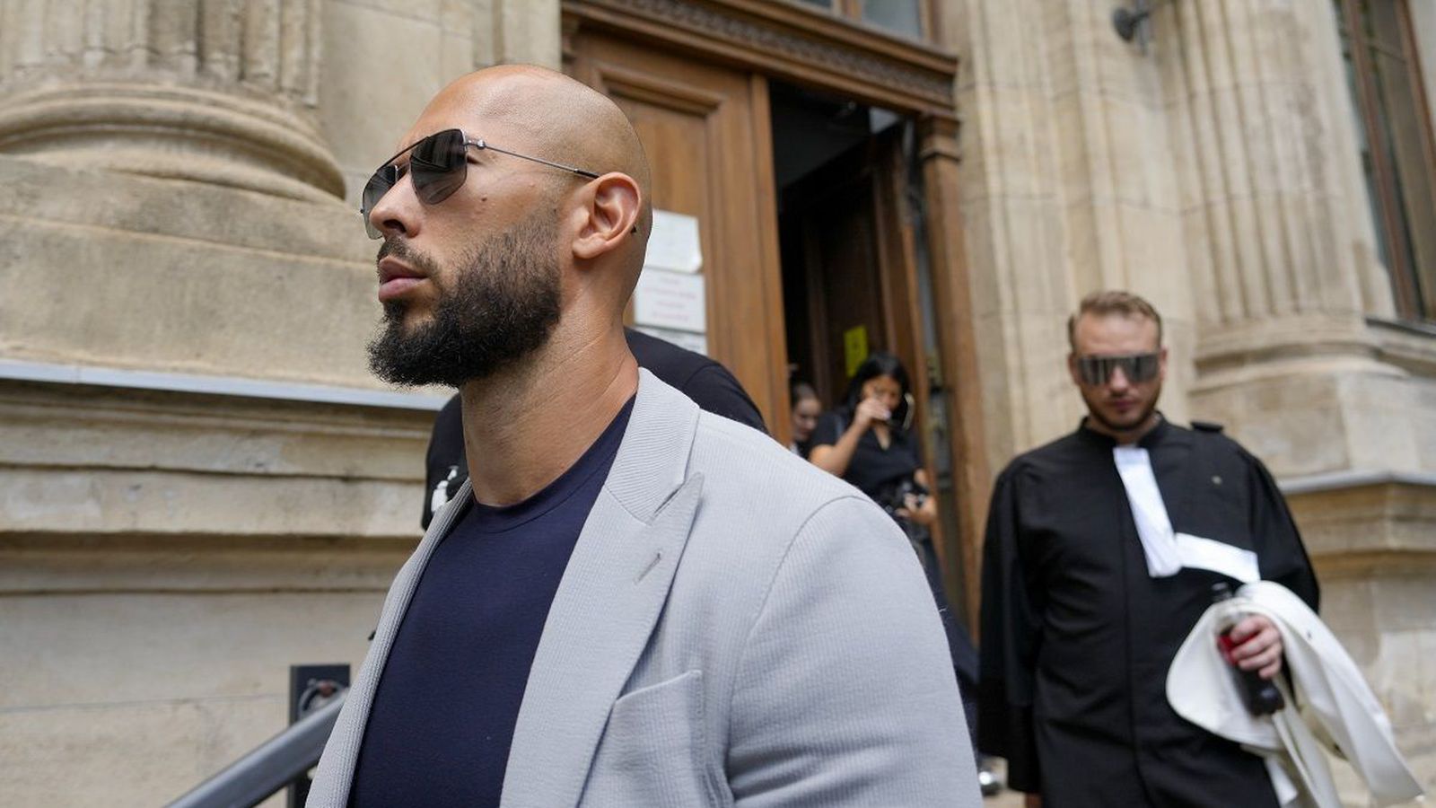 Andrew Tate beint byssu að and­liti konu og hótað henni - Vísir