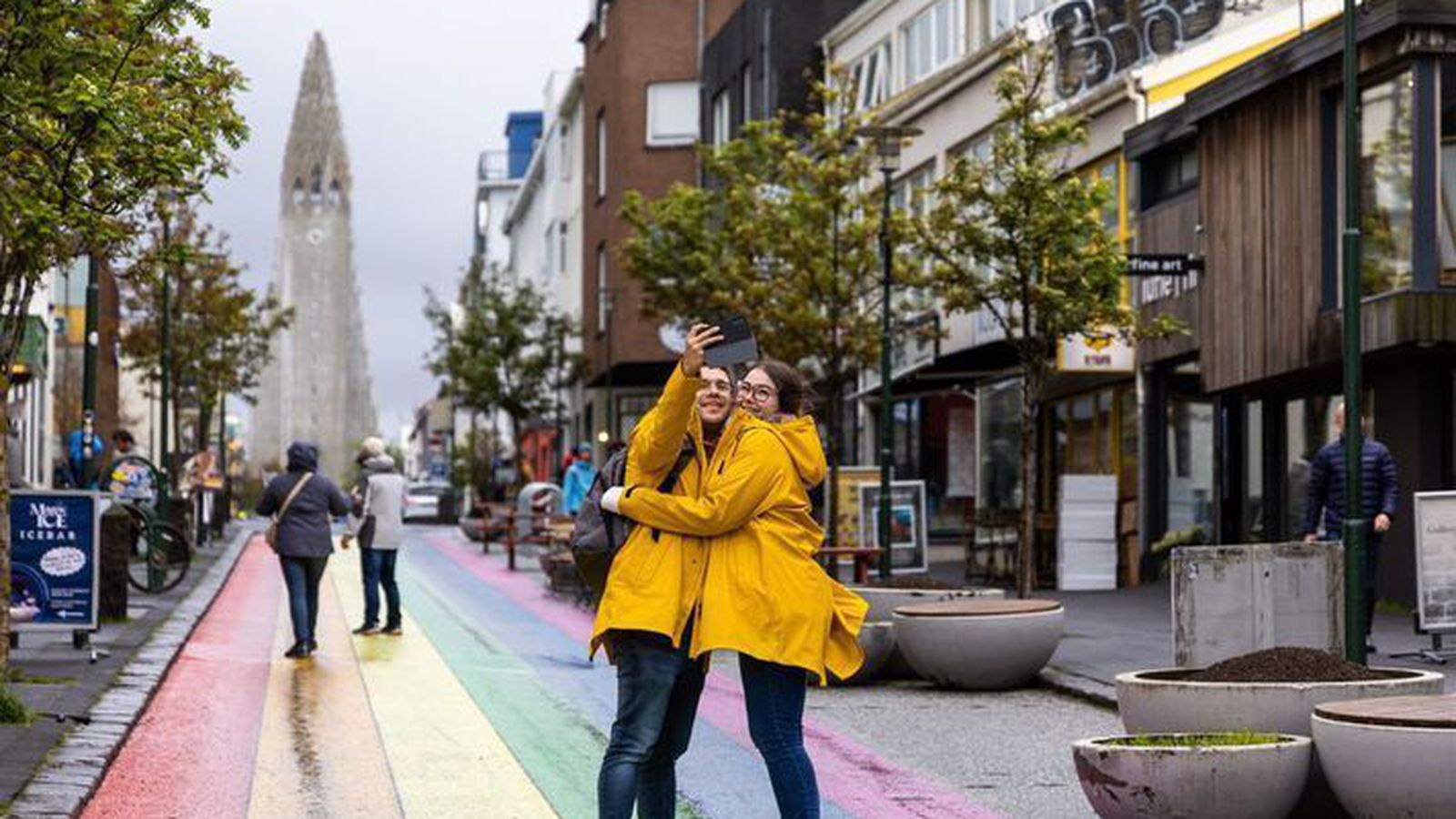 Skýjað og sums staðar rigning eða slydda - Vísir