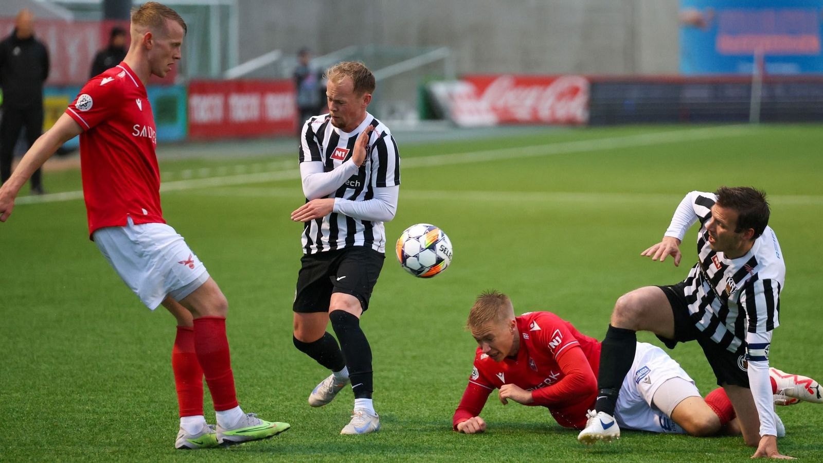 Upp­gjörið: Valur - KR 4-1 | Valsarar sleppa ekki takinu á ...