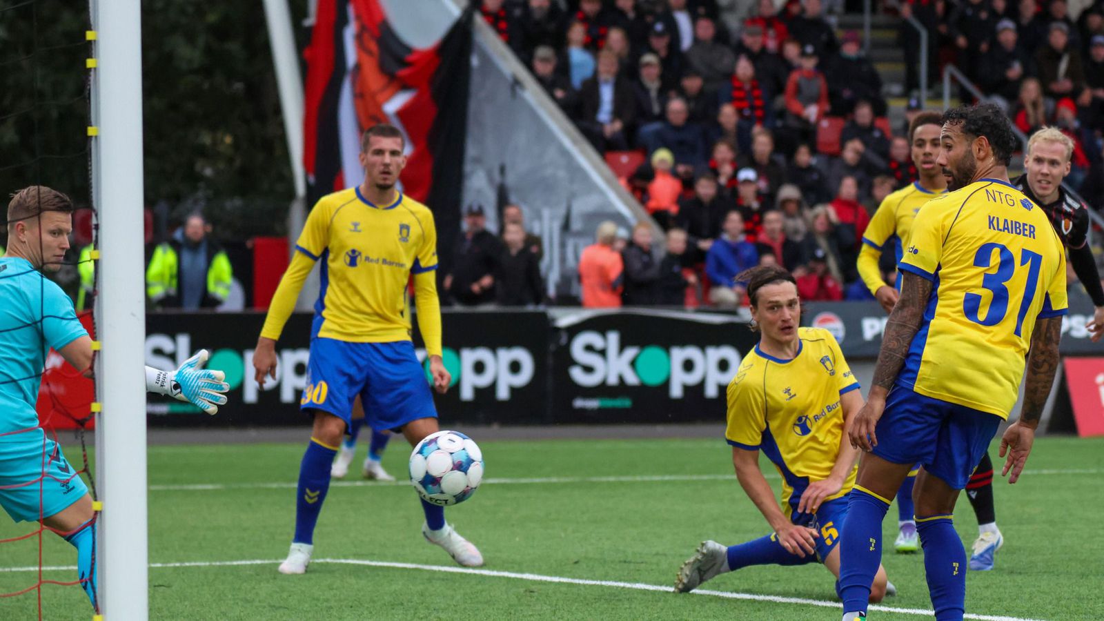 „Full­kominn skandall, Brönd­by niður­lægt á Ís­landi“ - Vísir