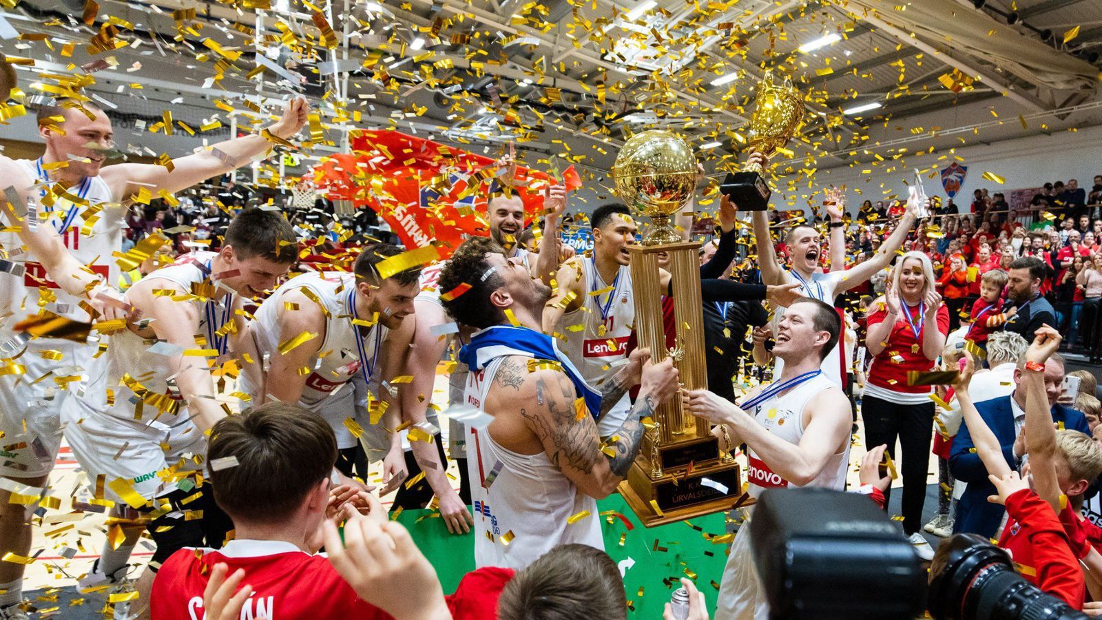 Umfjöllun: Valur - Tindastóll 73-60 | Valsmenn Íslandsmeistarar í ...