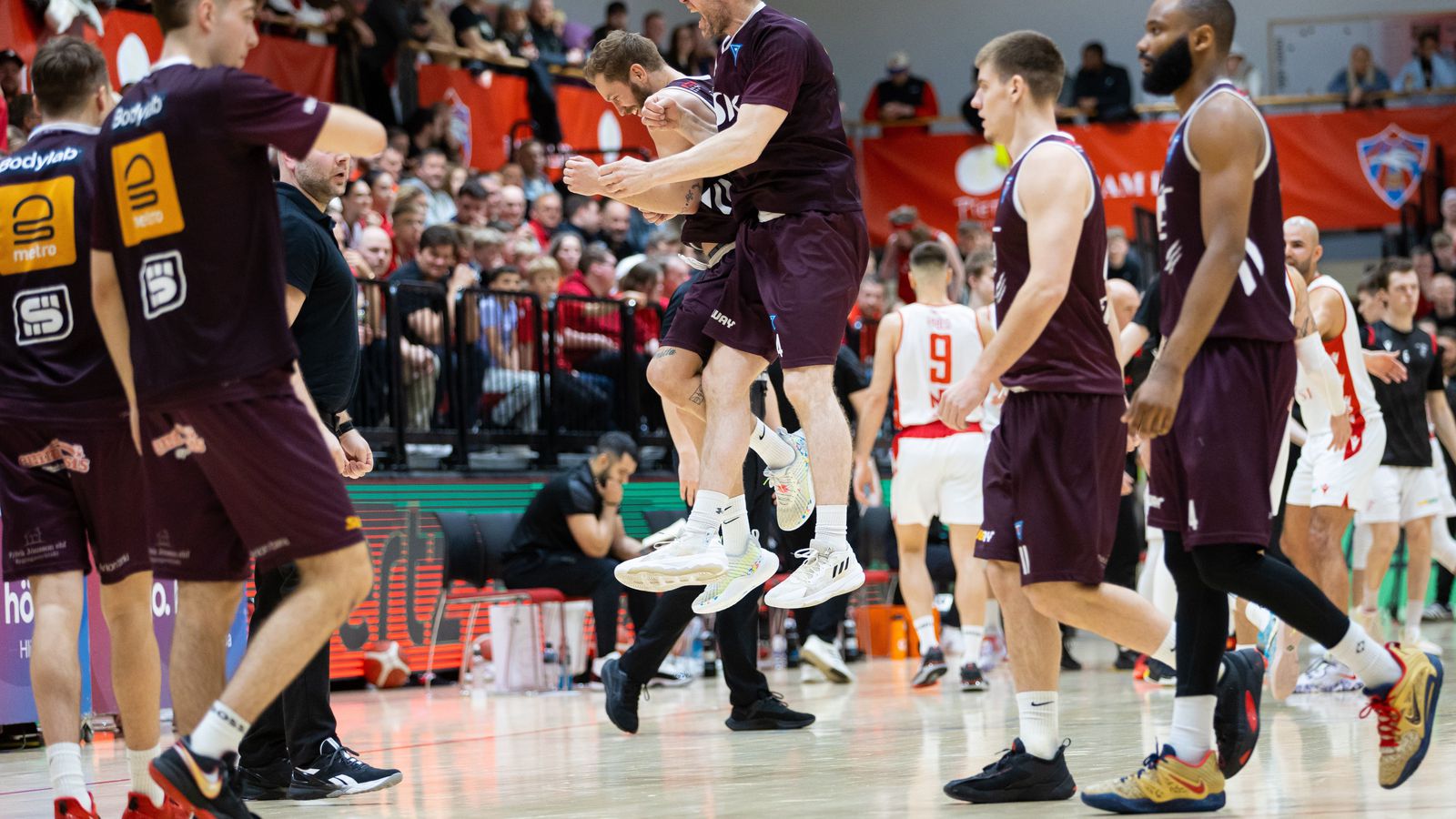 Dag­skráin í dag: Ís­lands­meistara­titill fer á loft á Hlíðar­enda og ...