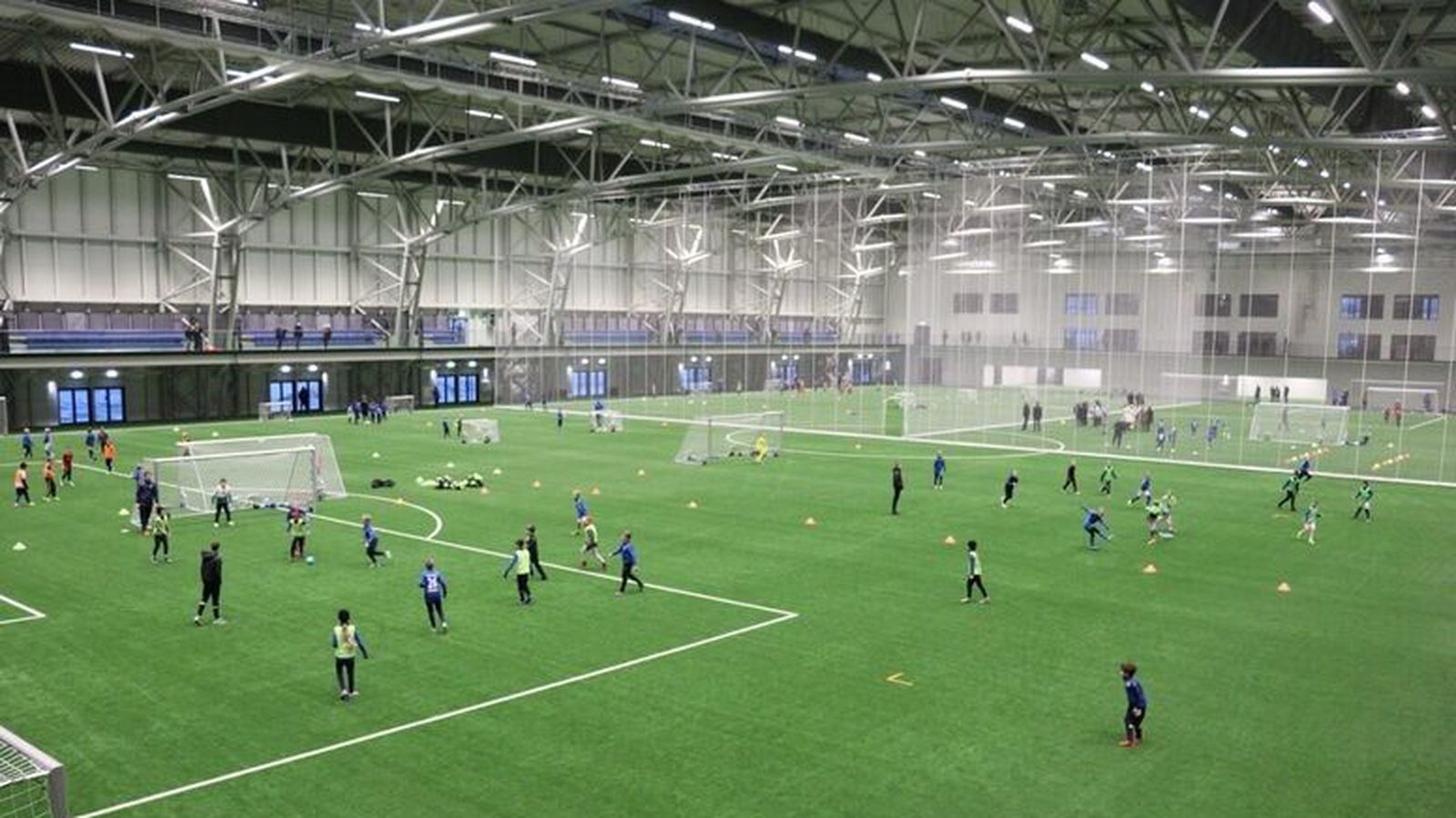 Mygla fannst undir gervi­grasinu í nýju í­þrótta­húsi Garð­bæinga - Vísir