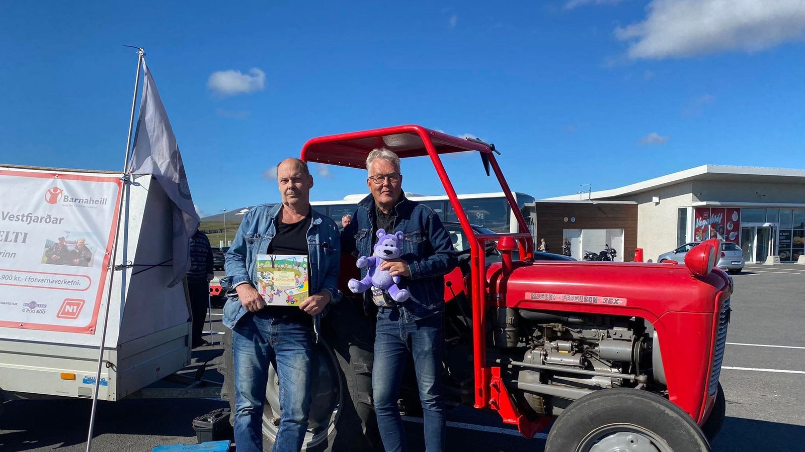 Gamlir vinir á gamalli dráttarvél á Vestfjörðum - Vísir