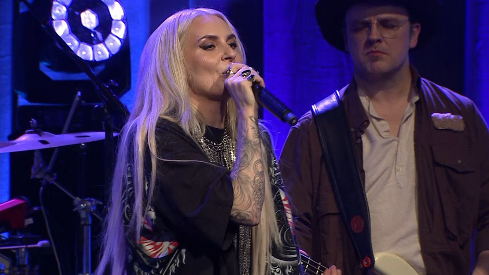 Ey­þór stillti Eivøru upp við vegg og lét hana flytja lagið Running Up ...