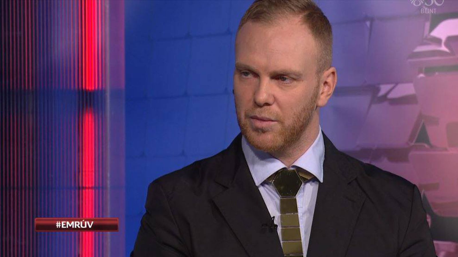 Logi Geirsson stelur senunni með gylltu bindi: "Getur sagt hvað sem er ...