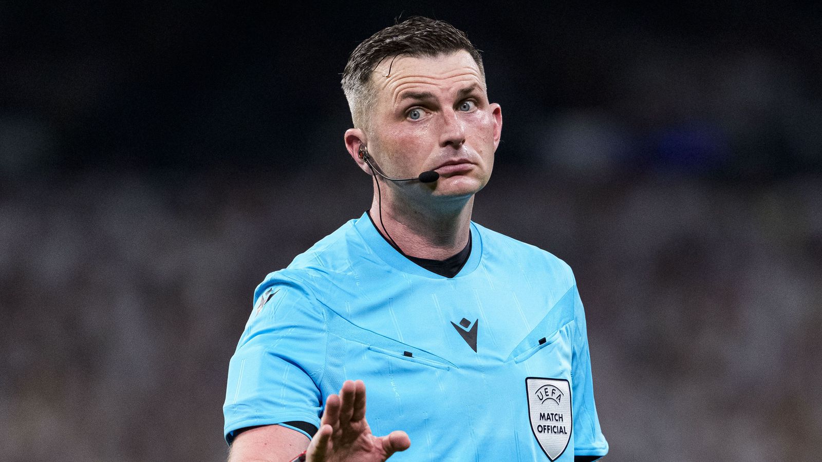 Michael Oliver getur ekki dæmt fyrsta leikinn sinn á HM - Vísir