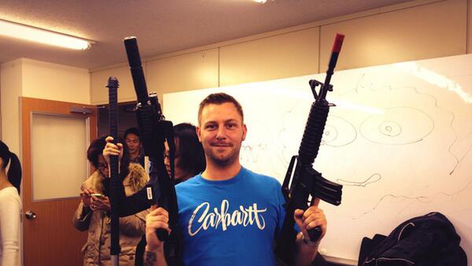 Steindi Jr. vopnaður í Tókýó - Vísir