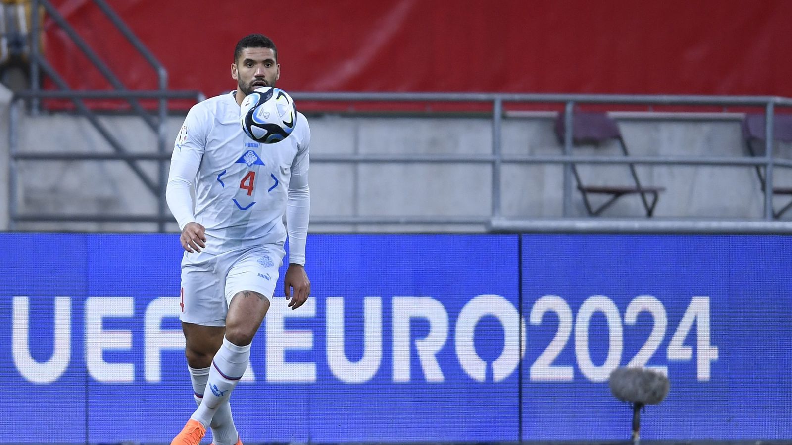 Roon­ey stillti Guð­laugi Victori upp á miðjunni - Vísir