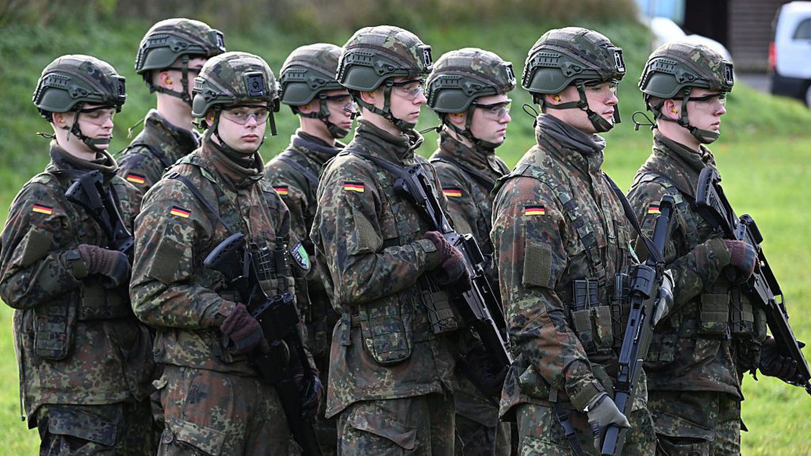 Á­tján ára látnir svara spurninga­lista um hæfni þeirra til her ...