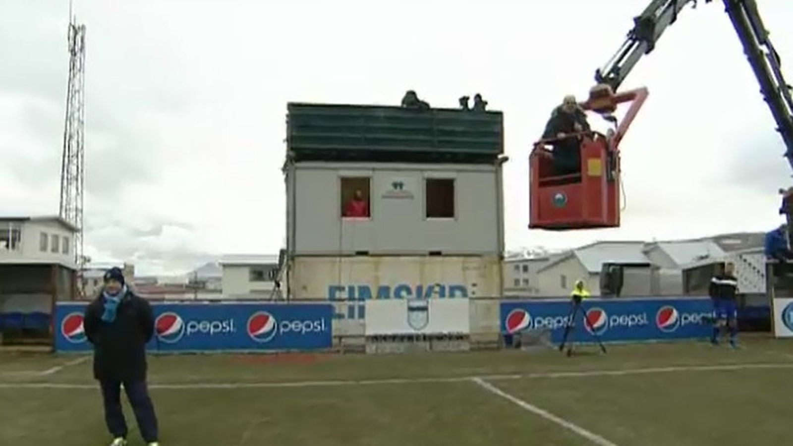 Gaupi fluttur með krana á völlinn - Vísir