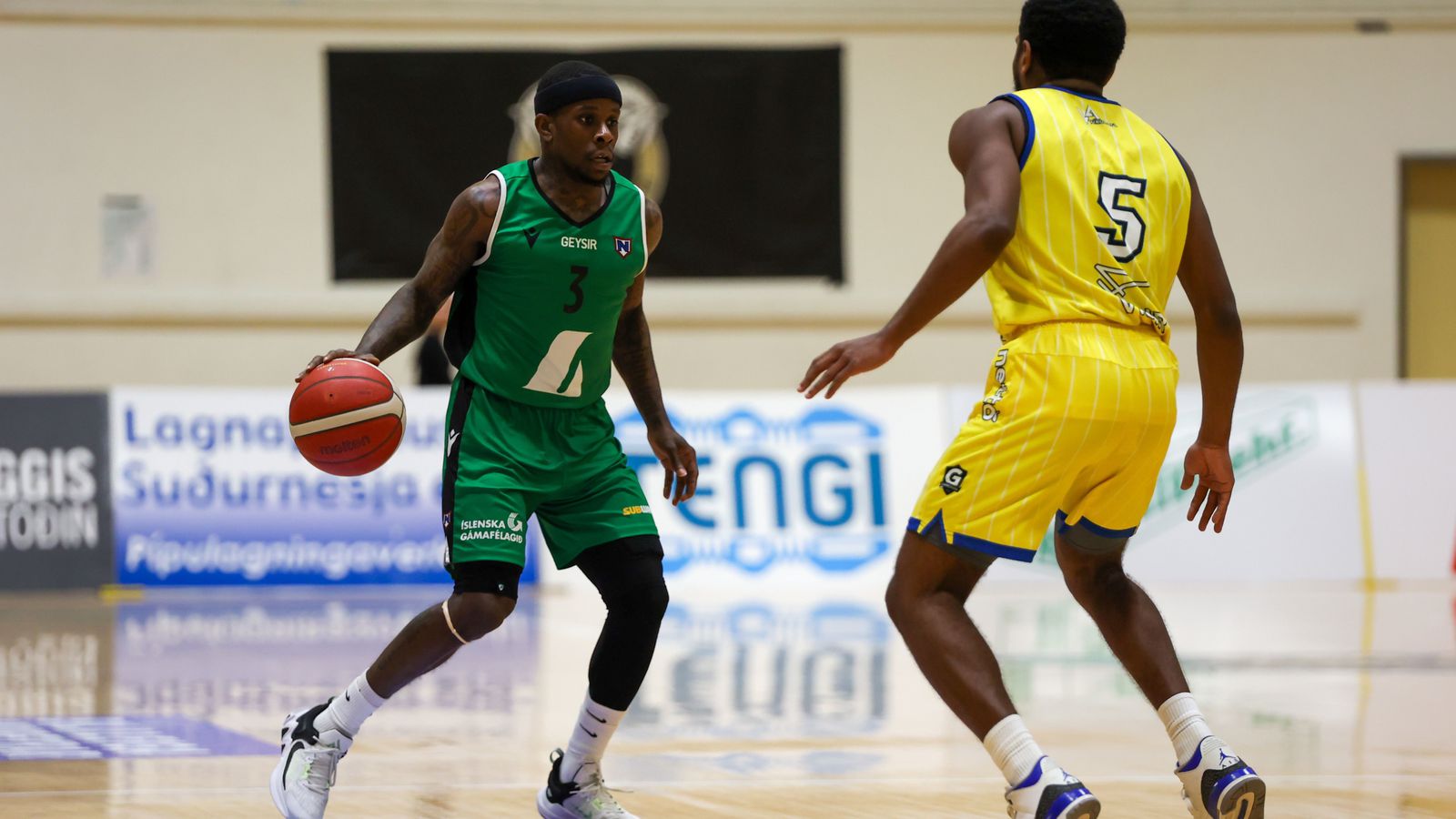 Um­fjöllun og við­töl: Njarð­vík - Hamar 103-72 | Hamarsmenn í gini ...