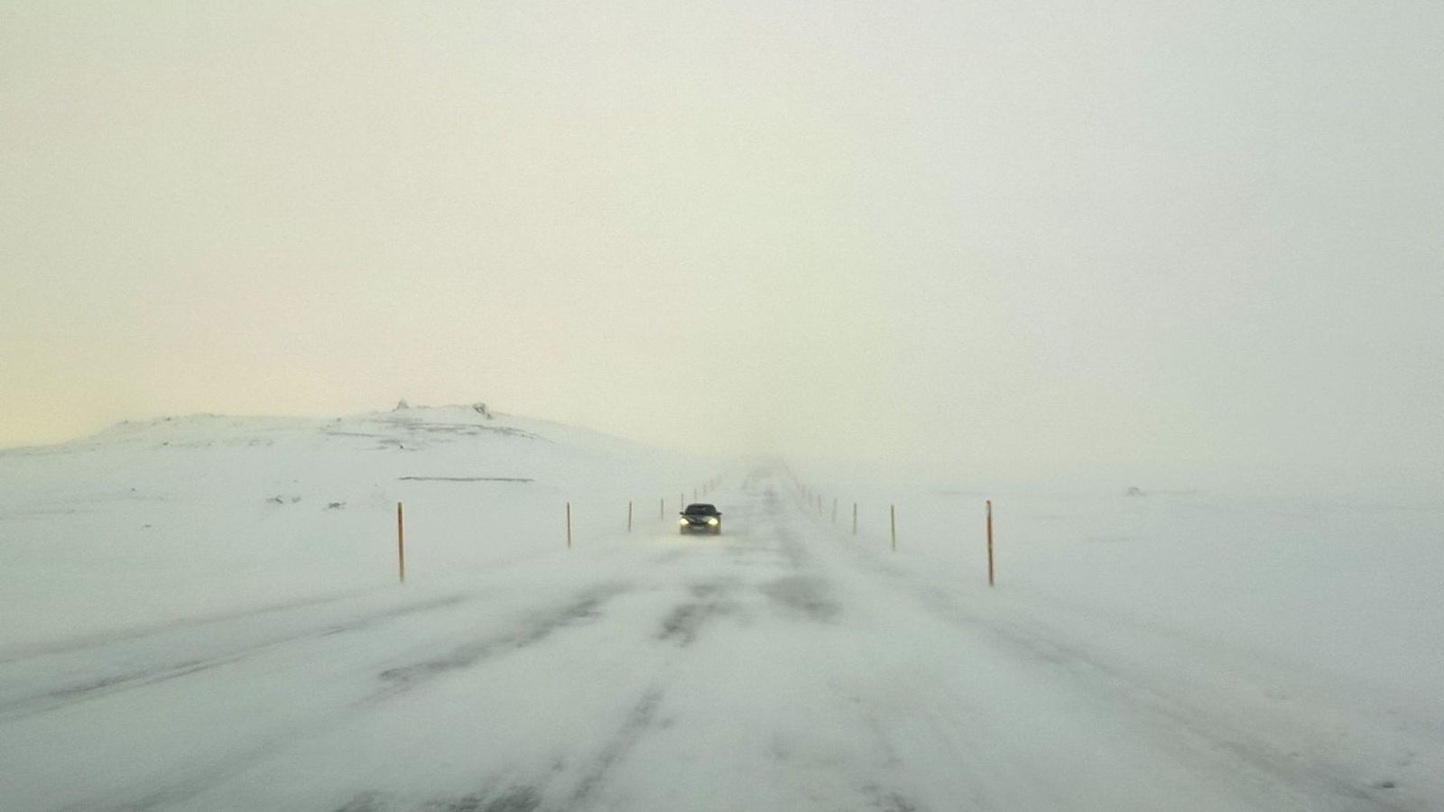 Gular við­varanir og slæmt ferða­veður á Vestur- og Norður­landi - Vísir
