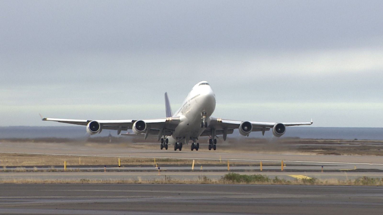 Hér sést risaþotan taka á loft frá Kefla­víkur­flug­velli - Vísir