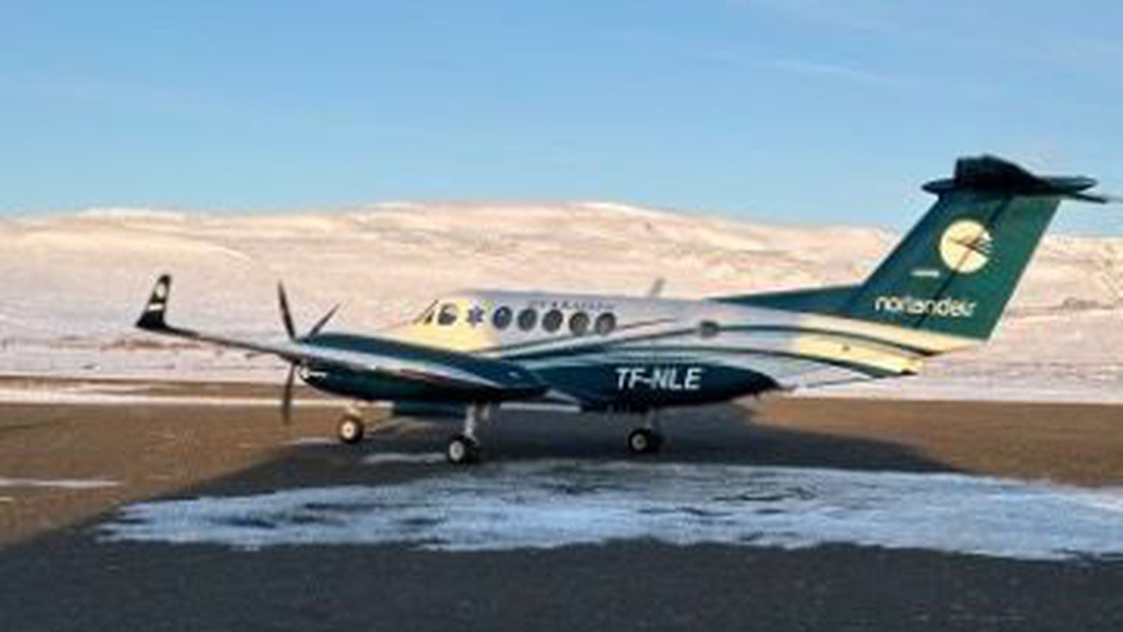 Tveir fluttir með sjúkra­flugi eftir harðan á­rekstur - Vísir