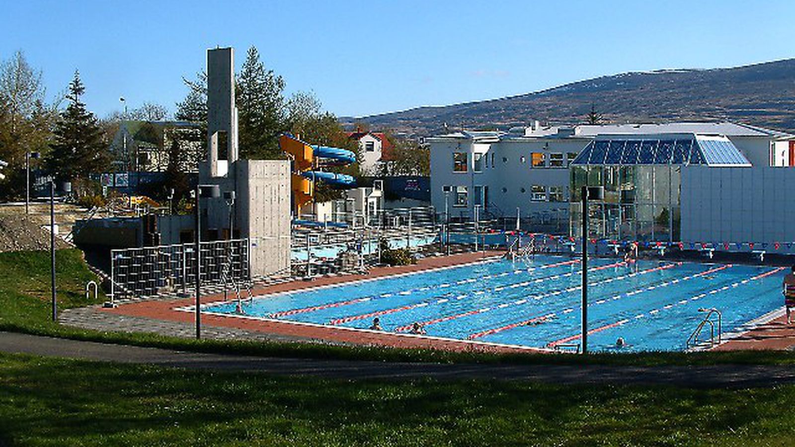 Fær ekki bætur eftir að hafa misst tvær tennur í rennibraut - Vísir