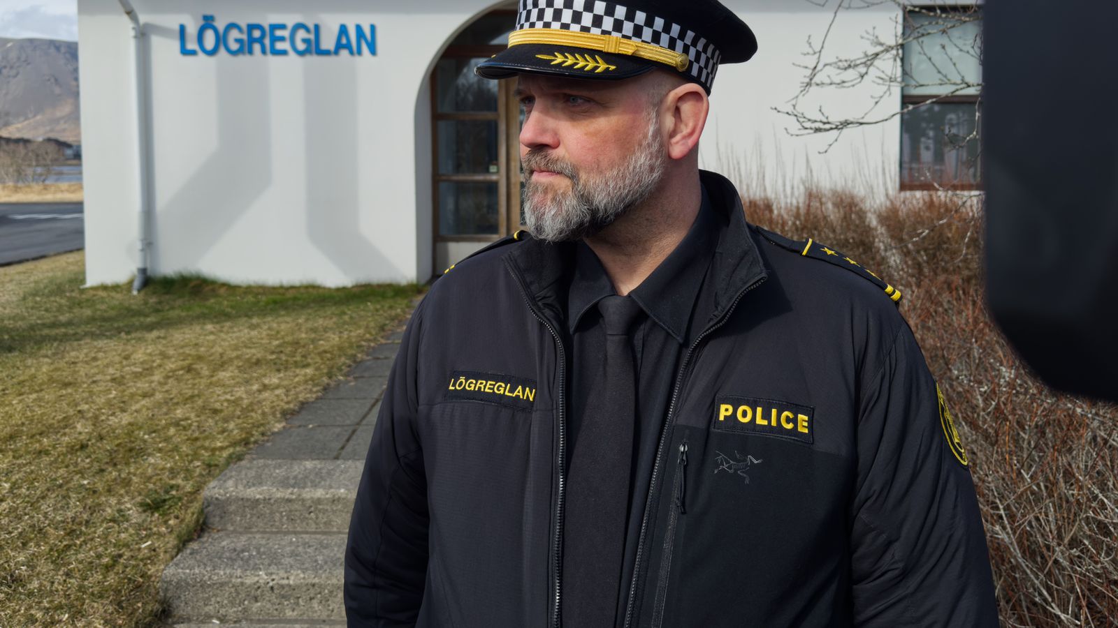 Um­merki um að vegurinn hafi gefið sig - Vísir