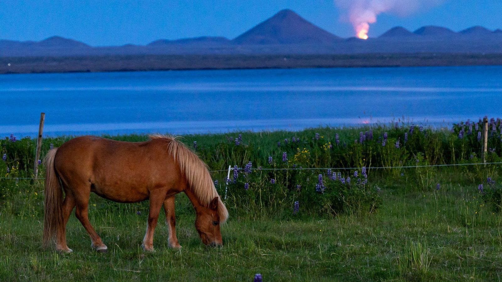 Sami kraftur í gosinu eins og áður en gígurinn hrundi - Vísir