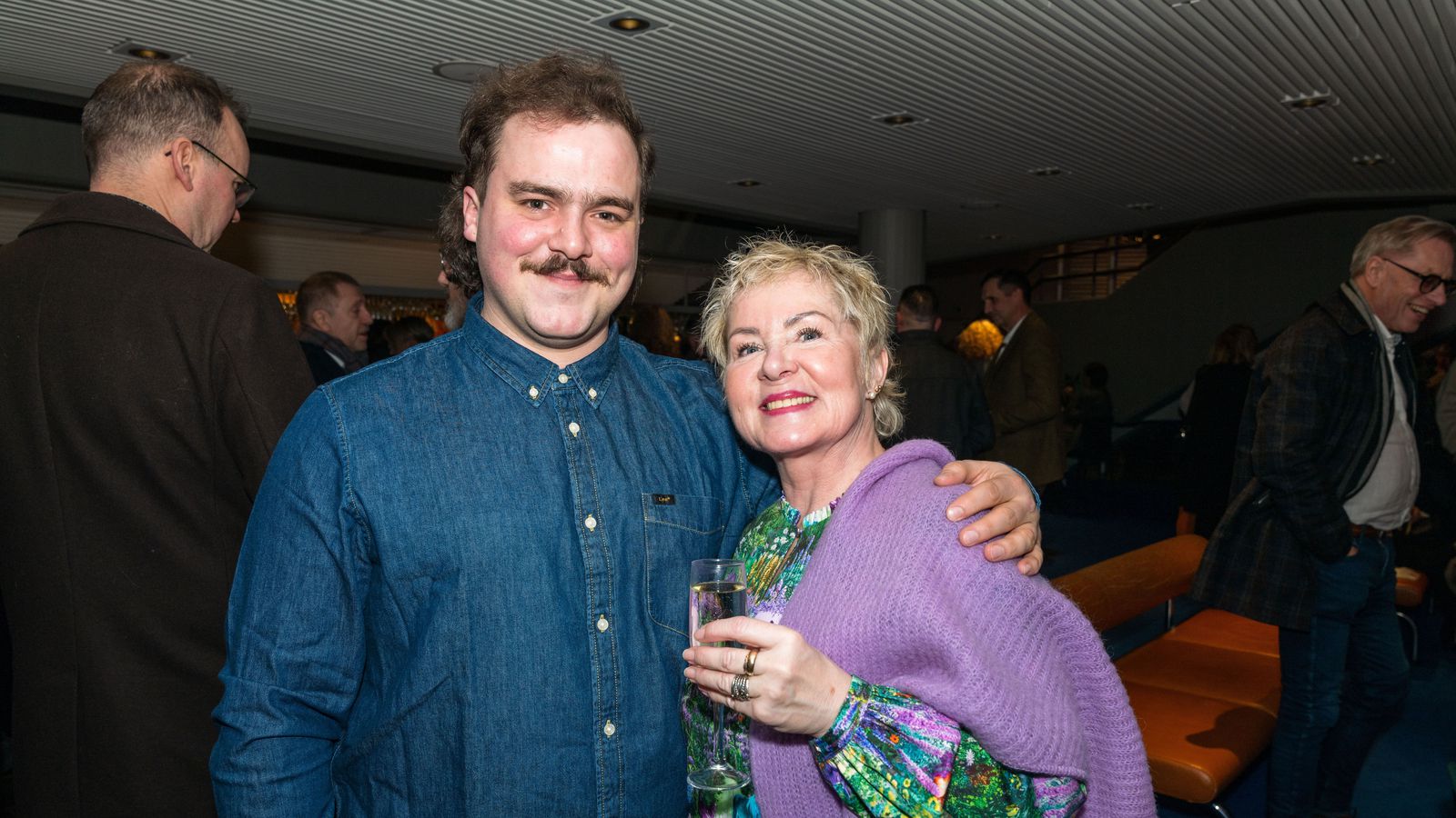 Frum­sýning á X: Villi Neto mætti með mömmu að endi­mörkum sól ...