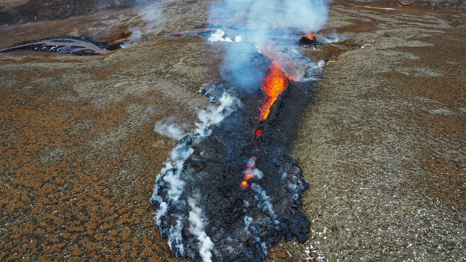 Nýjar sprungur opnuðust á Reykja­nes­skaga - Vísir
