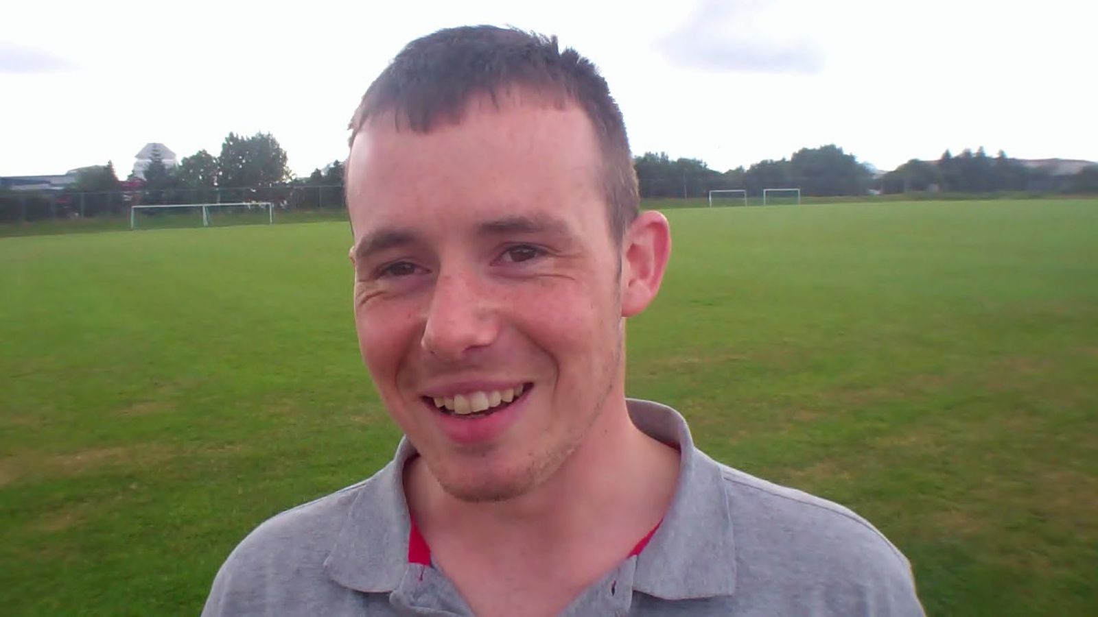 Sam Hewson skrifar undir tveggja ára samning við Fram - Vísir