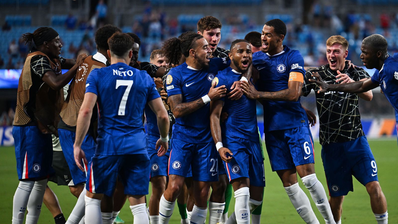 Chelsea á­fram eftir tveggja klukku­tíma töf og fram­lengingu - Vísir