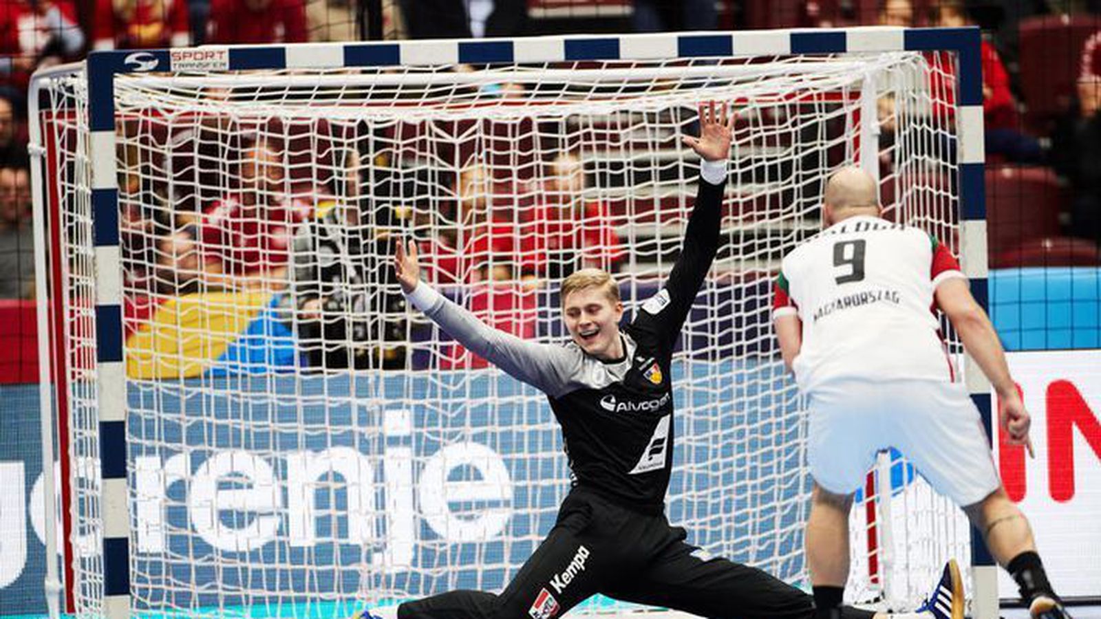 Viktor Gísli lokaði á Aron og fé­laga - Vísir