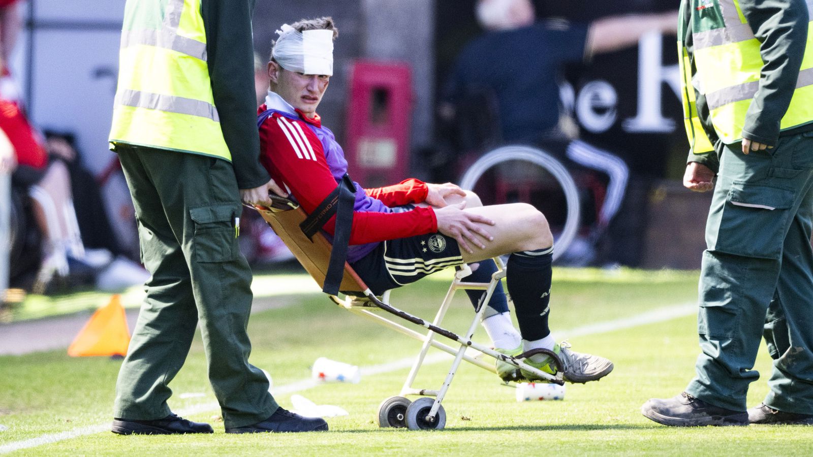 Stól kastað í höfuð mark­manns Aber­deen - Vísir